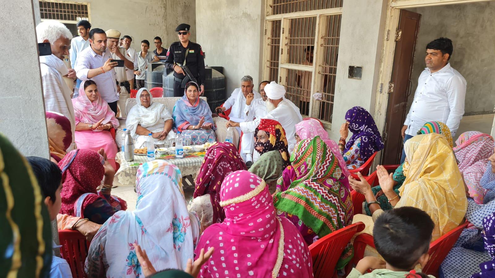 Naina Chautala :बाढड़ा हलका के गांवों में विधायक नैना चौटाला का महिलाएं ...